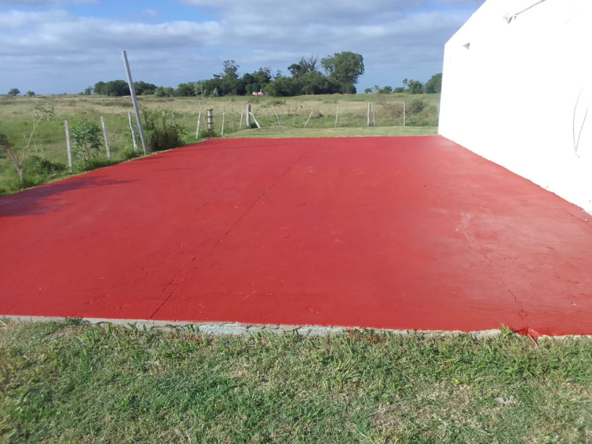 Tareas de mejora en la escuela del Paraje La Isolina