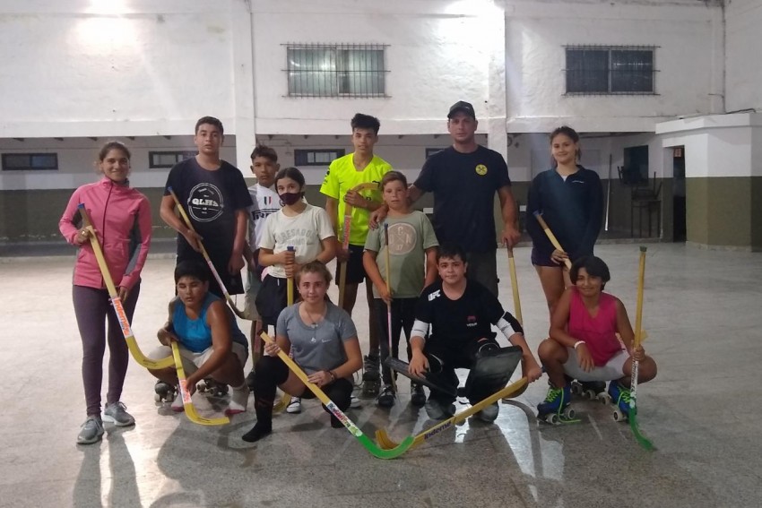 La Dirección de Deportes entregó 10 palos de hockey sobre patines para ...